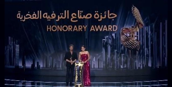 Hande Erçel, Joy Awards'da göz kamaştırdı ve Arapça konuştu